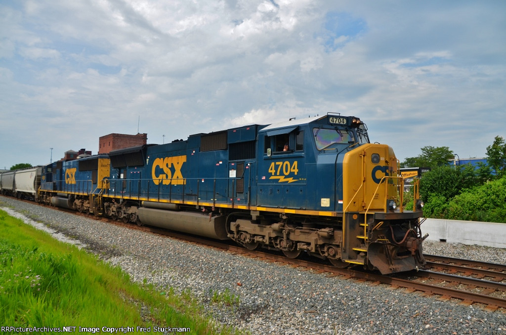 CSX 4704 and a friendly wave.
